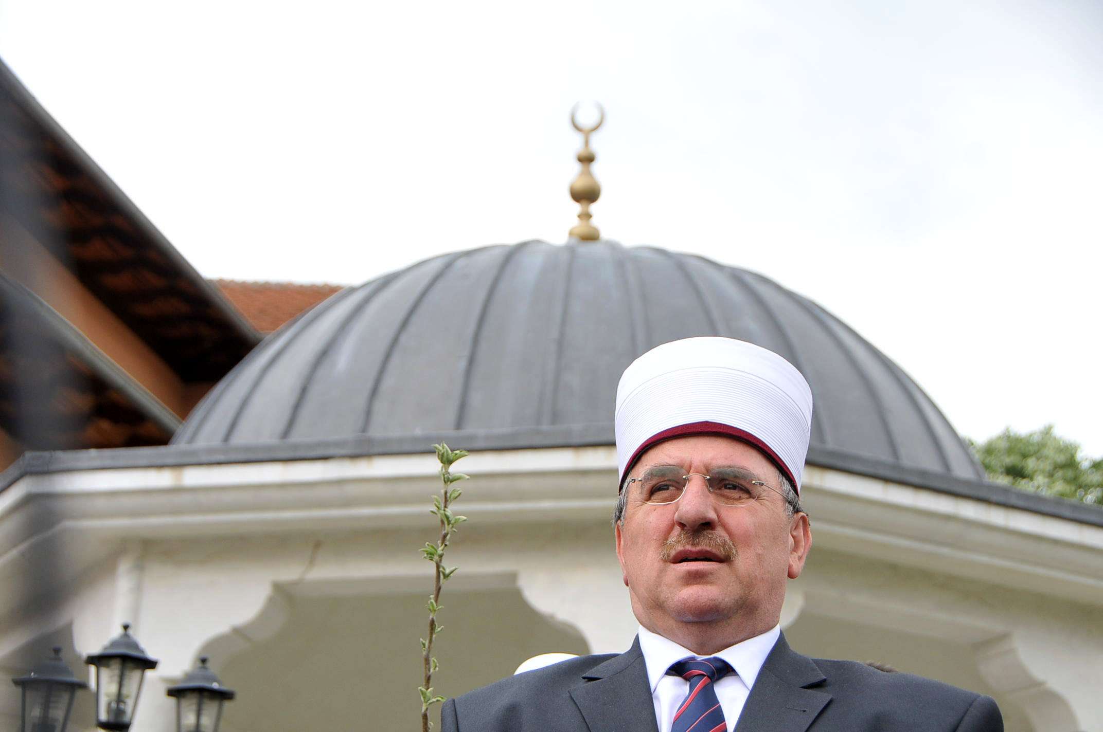 Myftiu Naim Tërnava u drejtohet qytetarëve sot me një mesazh urimi për ... Myftiu Naim Tërnava u drejtohet qytetarëve sot me një mesazh urimi për ...