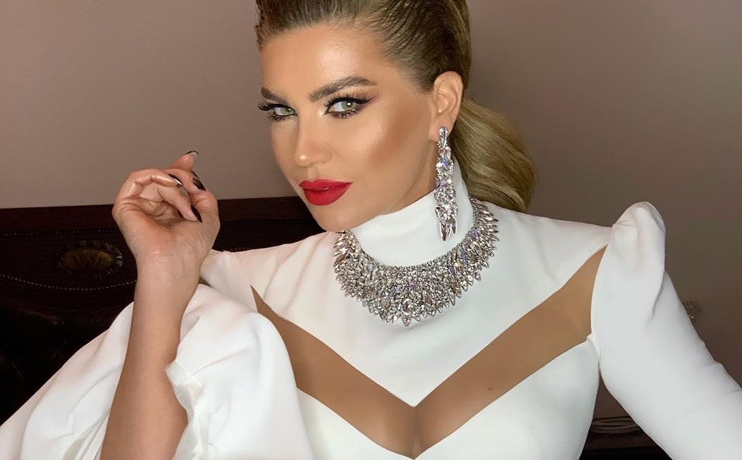 Leonora Jakupi publikon një fotografi se si dukej në klasë të parë ... Leonora Jakupi publikon një fotografi se si dukej në klasë të parë ...
