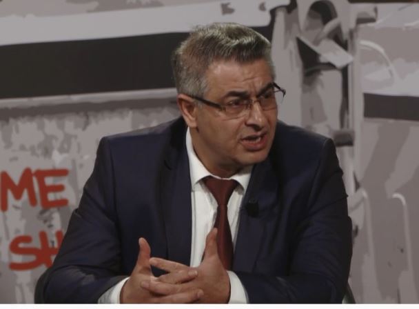 Burdushi dënohet me burgim e gjobë për akuzën se përmes mashtrimit ...