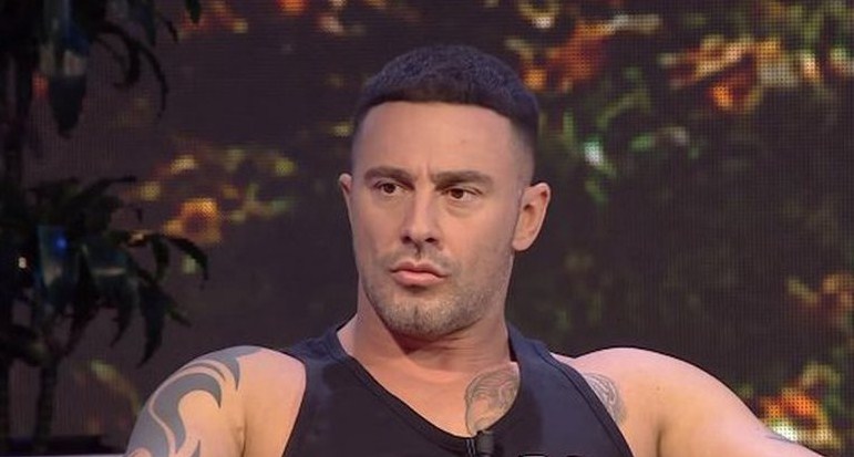 Robert Berisha ia shpreh pëlqimin prezantueses live në emision, merr ...