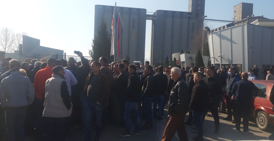 Panik për miell: Qytetarë të shumtë presin te mulliri në Xërxë - Gazeta ... Panik për miell: Qytetarë të shumtë presin te mulliri në Xërxë - Gazeta ...