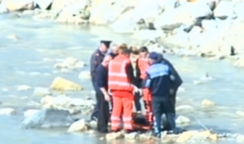 U gjet e pajetë në lumë, forca të shumta policie në vendngjarje. E ... U gjet e pajetë në lumë, forca të shumta policie në vendngjarje. E ...