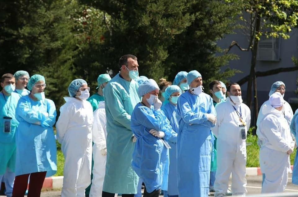 Zjarrfikësit surprizojnë personelin e Infektivit në Tiranë - Gazeta Express
