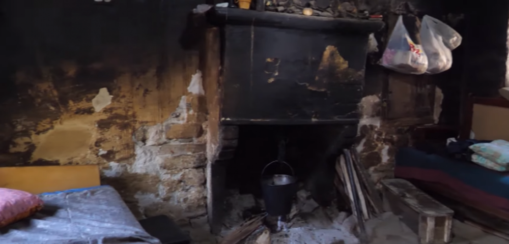 Në kasolle, me djemtë në varr dhe pa bukë! Merr fund tragjedia e dy të ...