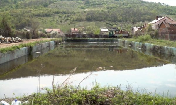 Pishina në Llukar rrezikon fëmijët e fshatit - Gazeta Express