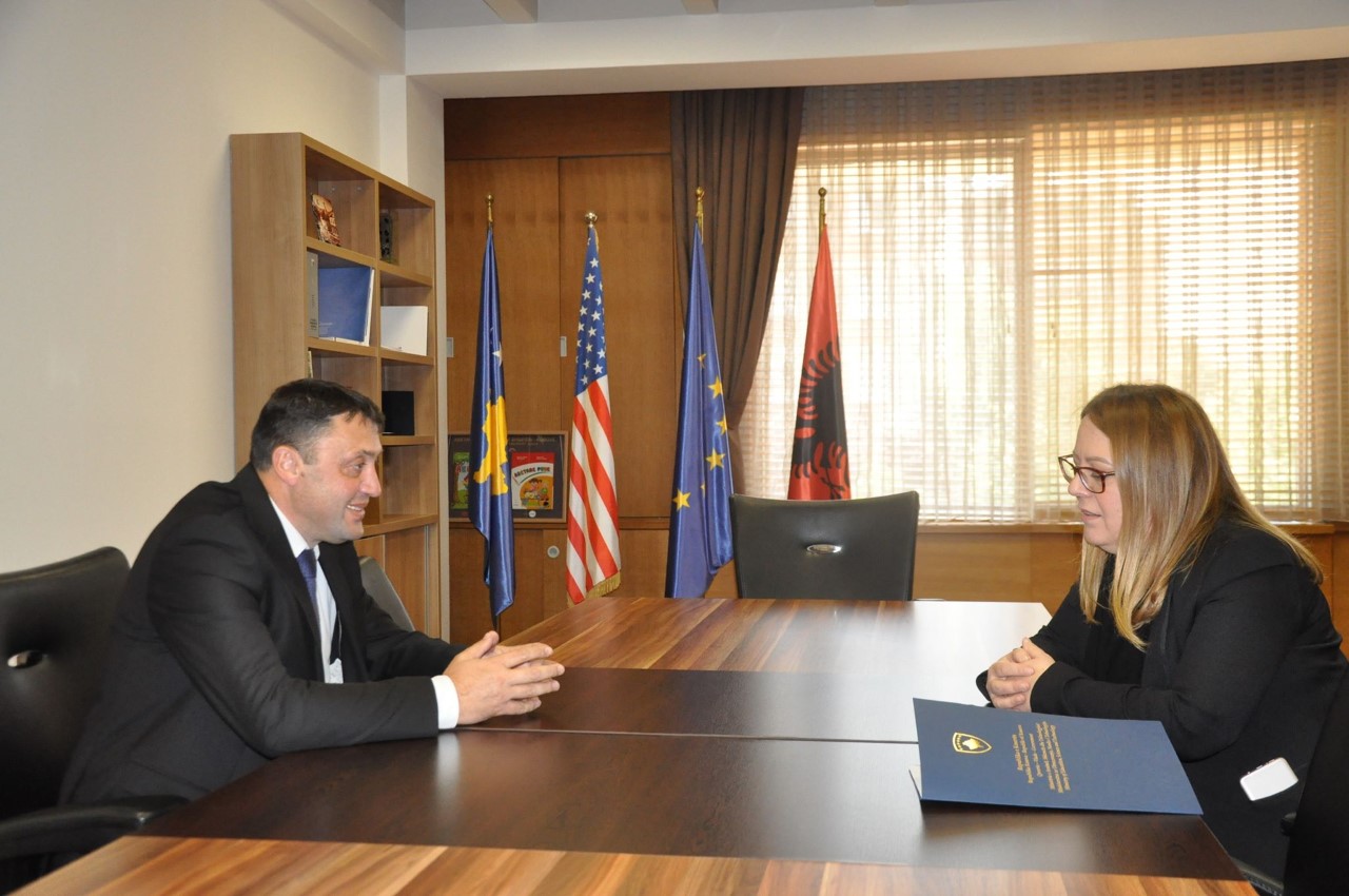 Hykmete Bajrami ia dorëzon detyrën Ramë Likajt - Gazeta Express Hykmete Bajrami ia dorëzon detyrën Ramë Likajt - Gazeta Express