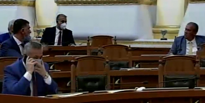 Ndryshimet Kushtetuese, tensione në sallë mes deputetëve të opozitës ... Ndryshimet Kushtetuese, tensione në sallë mes deputetëve të opozitës ...