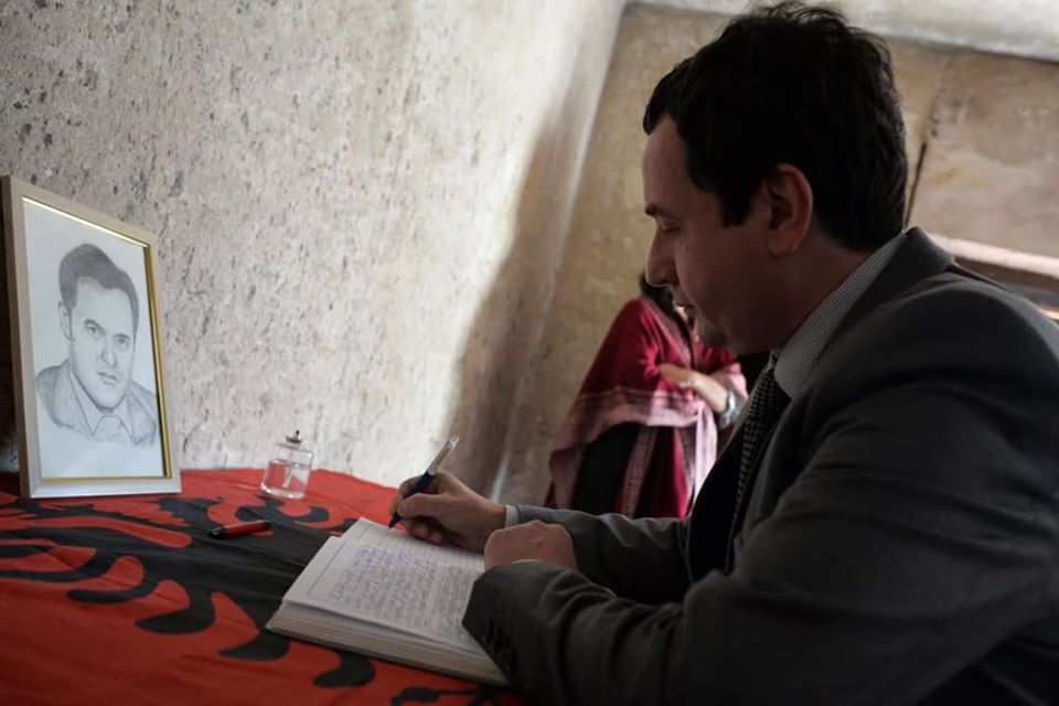 Albin Kurti godet RTK’në: Me informacione të tilla po vazhdon ... Albin Kurti godet RTK’në: Me informacione të tilla po vazhdon ...