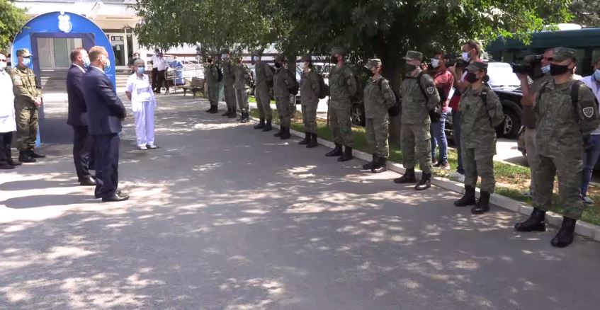 Hoqën dorë nga uniforma e FSK-së për t’u dalë në ndihmë mjekëve të QKUK ...