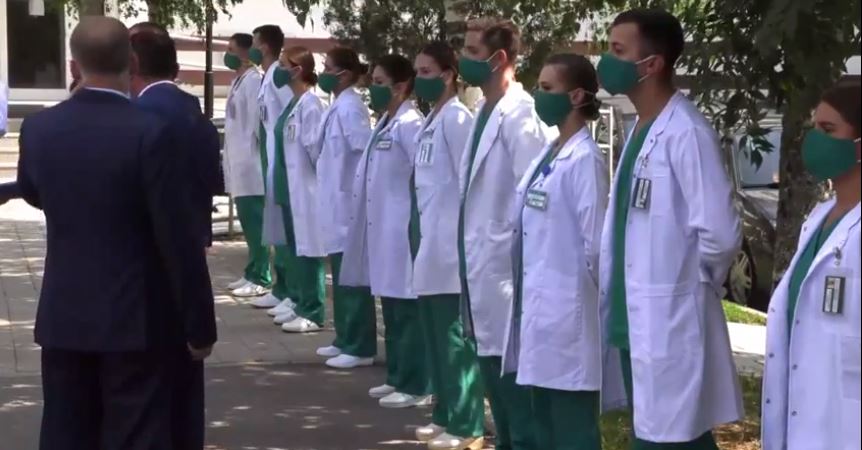 Hoqën dorë nga uniforma e FSK-së për t’u dalë në ndihmë mjekëve të QKUK ...