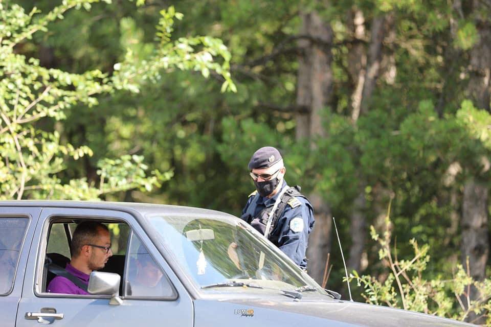 Policia po patrullon me pushkë automatike në Karaçevë - Gazeta Express