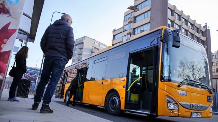 Trafiku Urban i Prishtinës apelon të mos hidhen vezë ndaj autobusëve ...