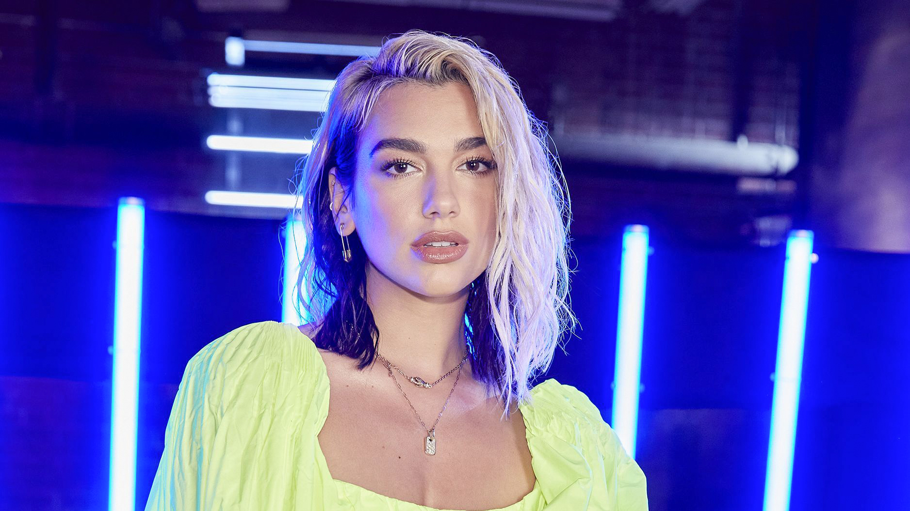 Dua Lipa çmend rrjetin, pozon gjysmë e zhveshur - Gazeta Express Dua Lipa çmend rrjetin, pozon gjysmë e zhveshur - Gazeta Express