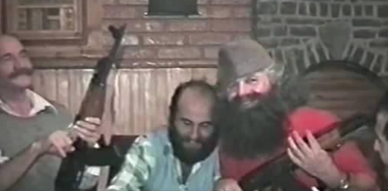 Publikohen disa fotografi të rralla të Adem Jasharit, shihet i veshur ... Publikohen disa fotografi të rralla të Adem Jasharit, shihet i veshur ...