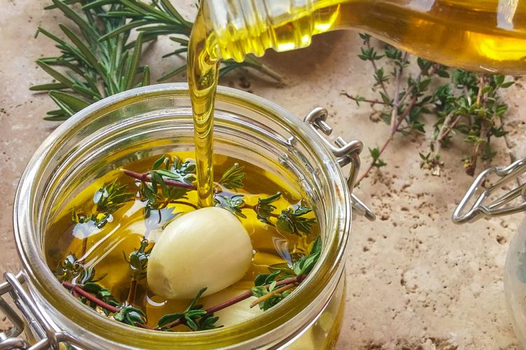 Ilaçi me hudhër dhe vaj ulliri që bën mrekulli në shërimin e kësaj ... Ilaçi me hudhër dhe vaj ulliri që bën mrekulli në shërimin e kësaj ...