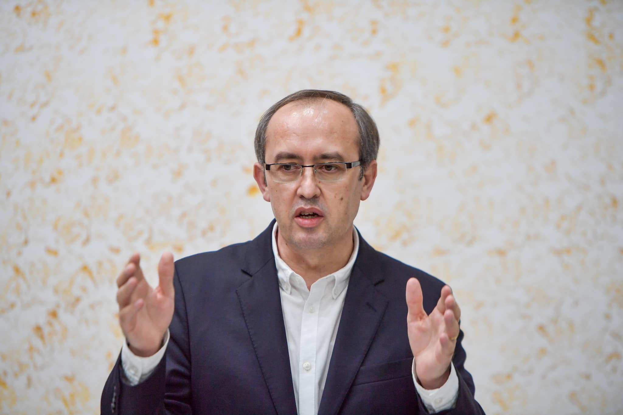 Avdullah Hoti përkthen “Ekonomiksi”-n e nobelistëve: Librin ua dedikoj ...