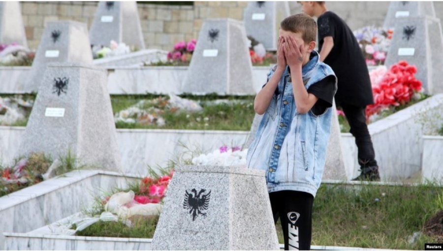 Kush ishin gazetarët që ia kumtuan botës lajmin për masakrën në Reçak ...