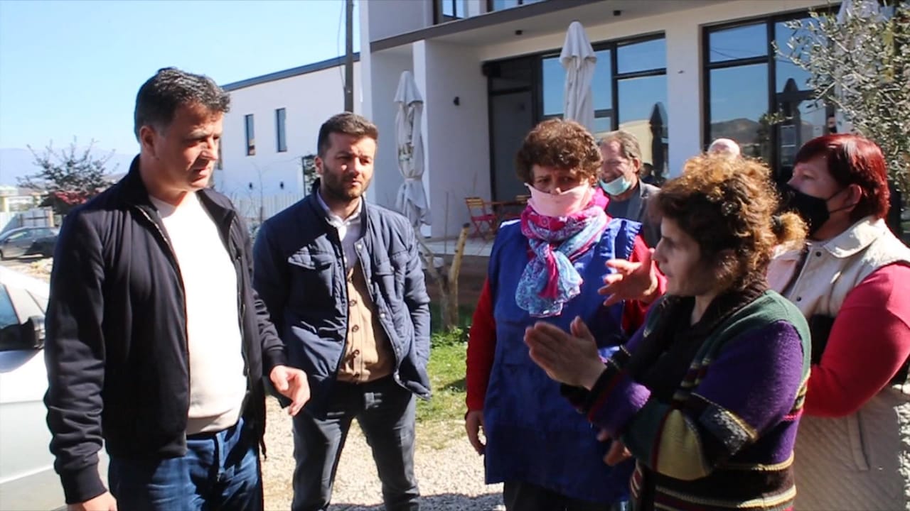 “Skandal në Vorë, qeveria urdhëron shembjen e pallatit të padëmtuar ... “Skandal në Vorë, qeveria urdhëron shembjen e pallatit të padëmtuar ...