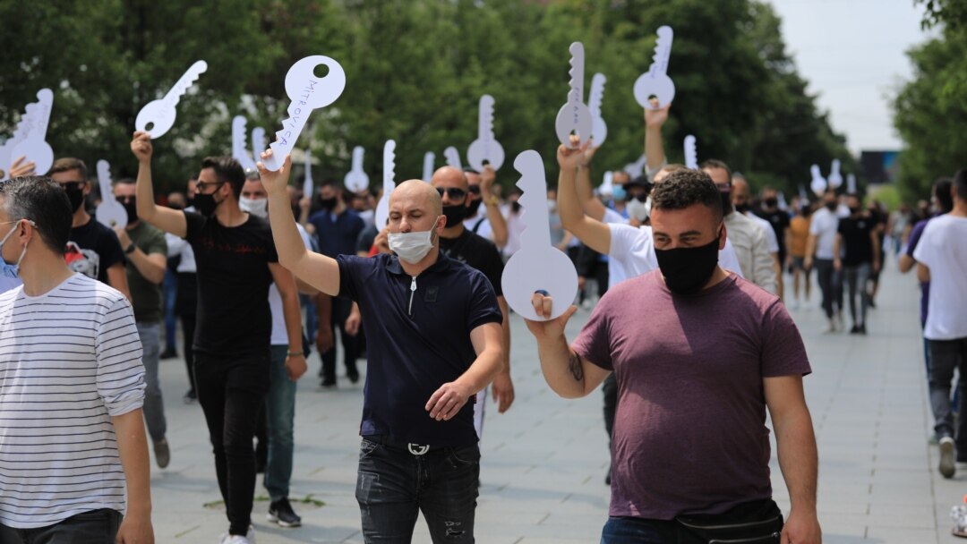 Gastronomët kundërshtojnë masat e reja anti-COVID të vendosura nga ... Gastronomët kundërshtojnë masat e reja anti-COVID të vendosura nga ...