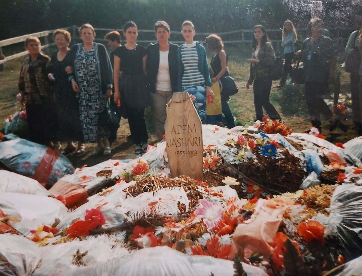 Publikohet foto e rrallë e varrit të Adem Jasharit në vitin 2000 ... Publikohet foto e rrallë e varrit të Adem Jasharit në vitin 2000 ...