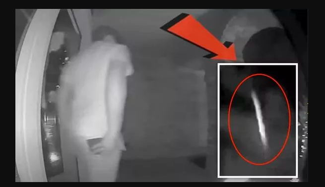 Alienët rrëmbejnë një njeri? Shikoni momentin e mistershëm në këtë ...