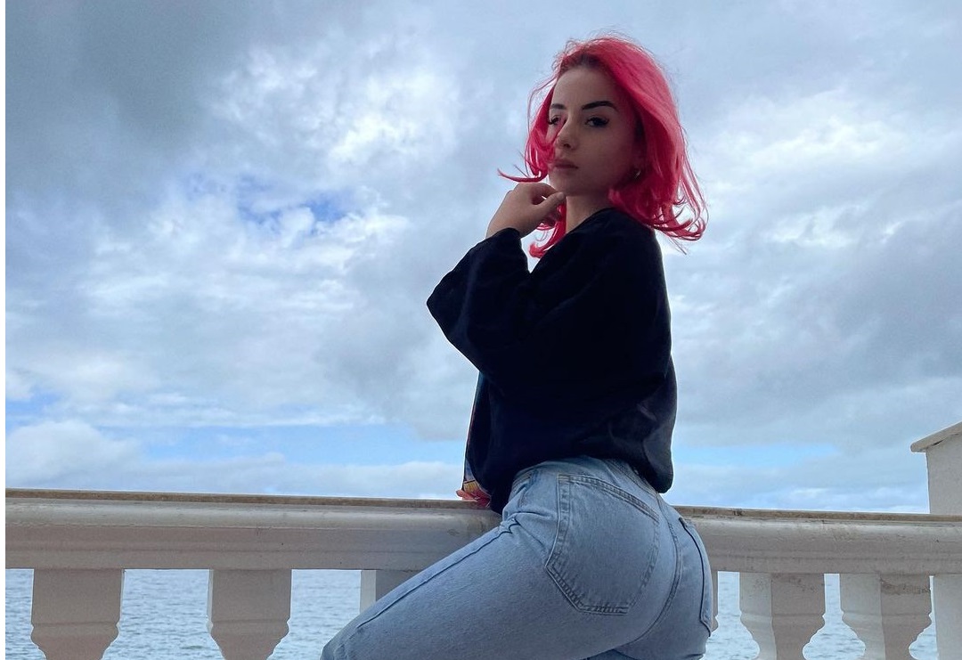 Rina Balaj thekson të pasmet në foton e fundit - Gazeta Express