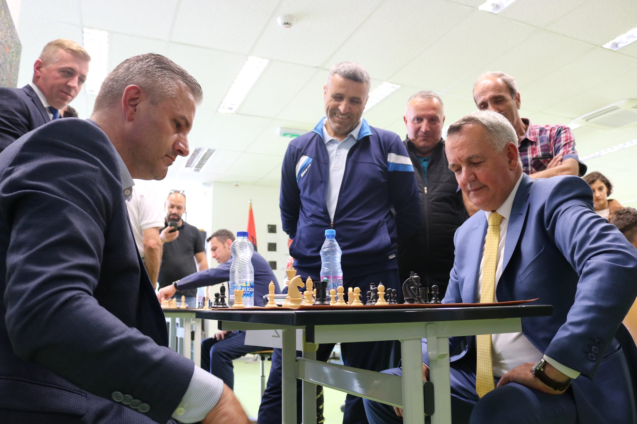 Bekim Jashari dhe Imri Ahmeti e sfidojnë njëri-tjetrin në shah - Gazeta Express