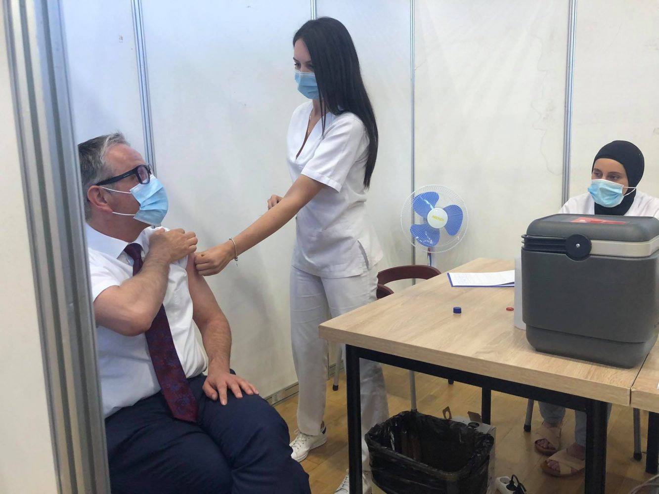 Arben Vitia vaksinohet me vaksinën AstraZeneca kundër COVID-19 - Gazeta ...