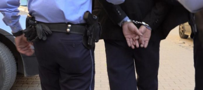 Arrestohet personi i kërkuar nga Policia e Kosovës - Gazeta Express Arrestohet personi i kërkuar nga Policia e Kosovës - Gazeta Express