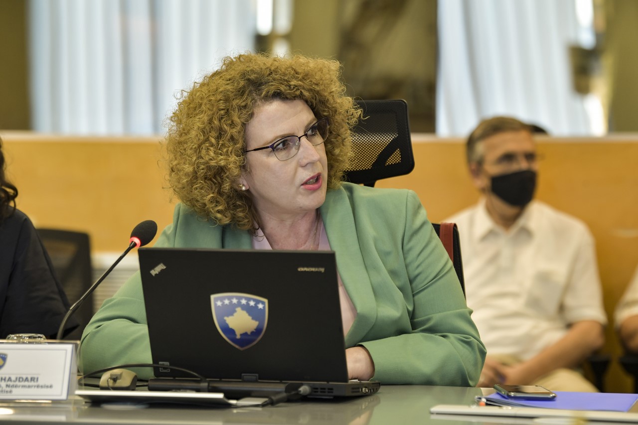 Rozeta Hajdari paralajmëron zbritje të çmimeve të produkteve bazë ... Rozeta Hajdari paralajmëron zbritje të çmimeve të produkteve bazë ...