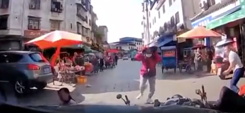 Shkeli pedalin e gazit në vend të frenave, momenti kur një person ... Shkeli pedalin e gazit në vend të frenave, momenti kur një person ...