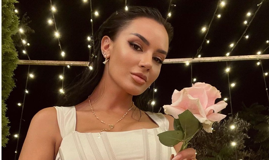 Bora pozon simpatike me lule në dorë - Gazeta Express