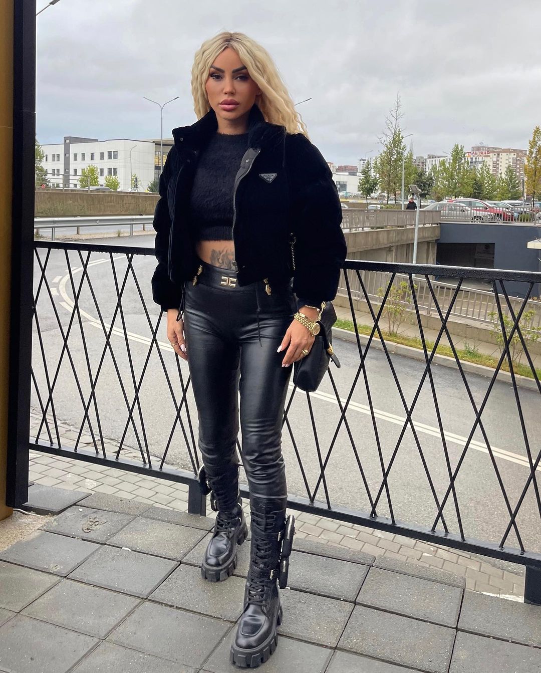 Fjolla, ekstravagante në veshje serioze - Gazeta Express