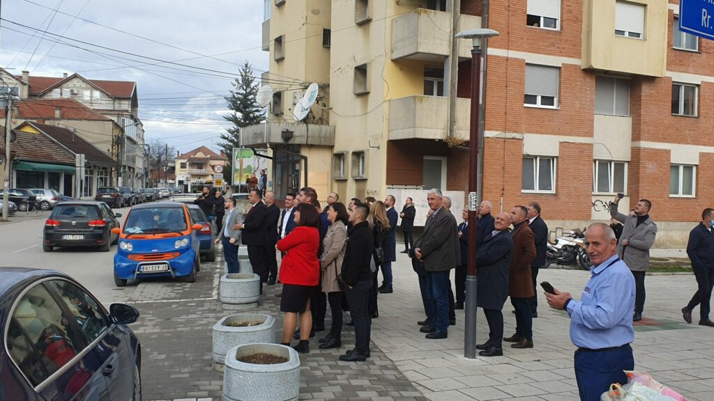 28 Nëntori në Luginë, vendosen flamuj kuq e zi në Komunën e Bujanocit ...
