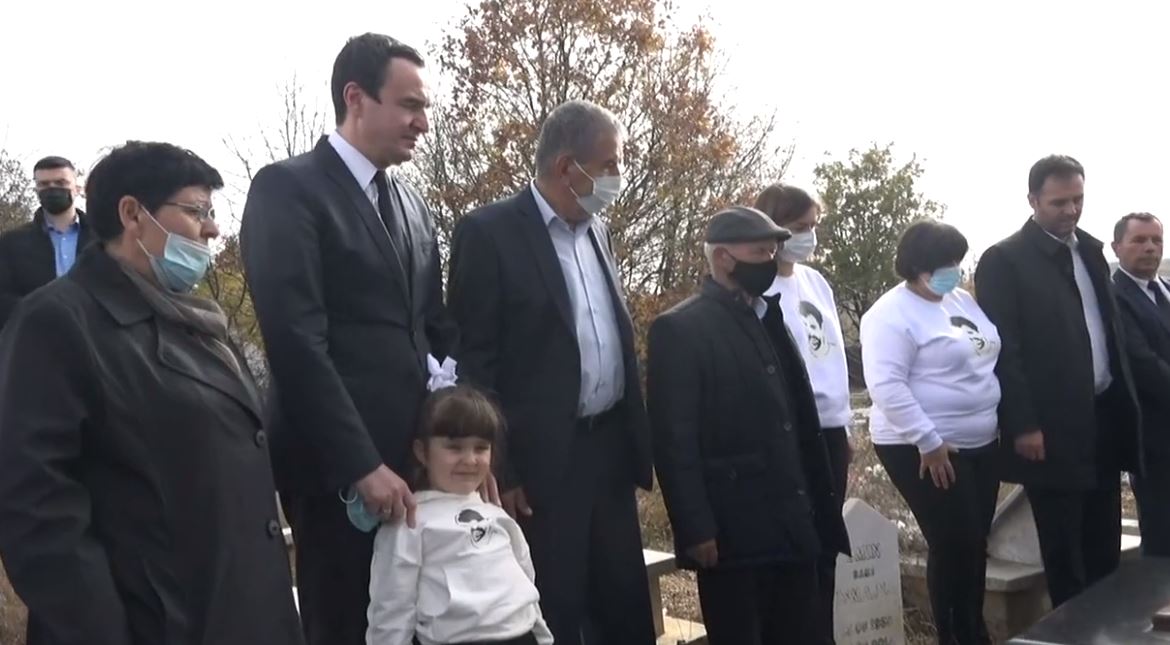 Kurti, Konjufca e Vitia bëjnë homazhe te varri i Astrit Deharit ... Kurti, Konjufca e Vitia bëjnë homazhe te varri i Astrit Deharit ...