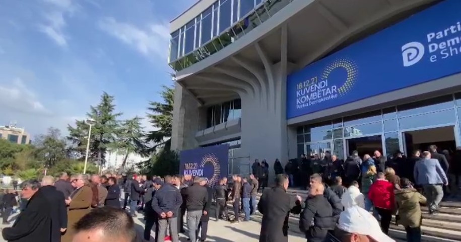 Demokratët e Bashës mblidhen para Pallatit të Kongreseve në mbështetje ... Demokratët e Bashës mblidhen para Pallatit të Kongreseve në mbështetje ...
