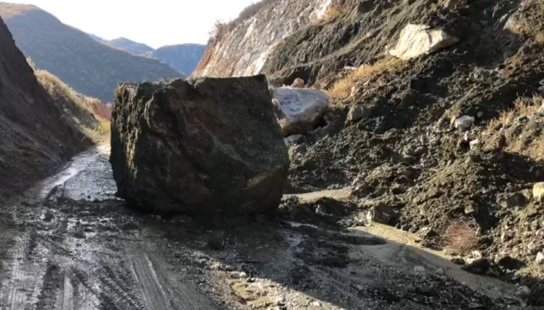 Shembje shkëmbinjsh në “Rrugën e Arbrit”, banorët: Ndihemi të rrezikuar ...