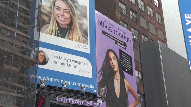 Nëna e sëmurë vendos foto të së bijës në “Times Square”: Dilni me të ... Nëna e sëmurë vendos foto të së bijës në “Times Square”: Dilni me të ...