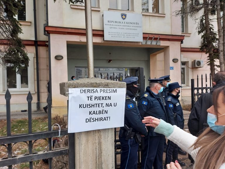 “Derisa presim të pjeken kushtet, na u kalbën dëshirat”, specializantët ... “Derisa presim të pjeken kushtet, na u kalbën dëshirat”, specializantët ...