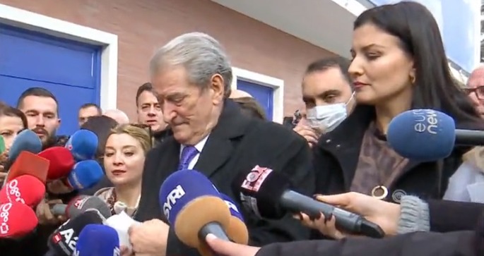 Berisha mbërrin në selinë e PD-së - Gazeta Express Berisha mbërrin në selinë e PD-së - Gazeta Express