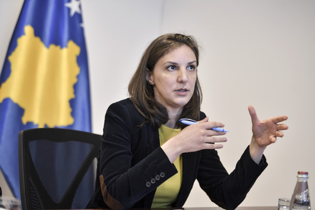 Artane Rizvanolli ngatërrohet pak në një postim në Facebook, ndërlidh ...