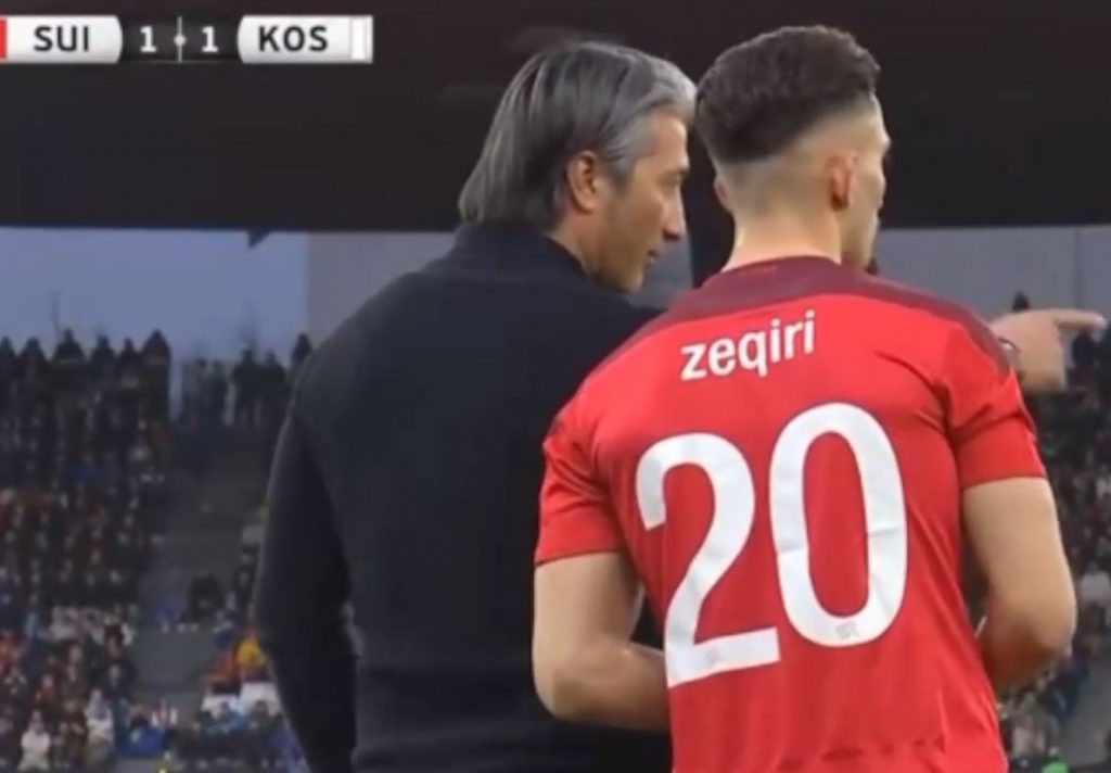Andi Zeqiri i Zvicrës i komenton fishkëllimat dhe banerin e tifozëve të ...