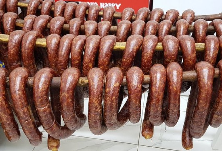 Mërgimtari dënohet me mbi 1 mijë e 600 euro, mori me vete suxhuk dhe ...