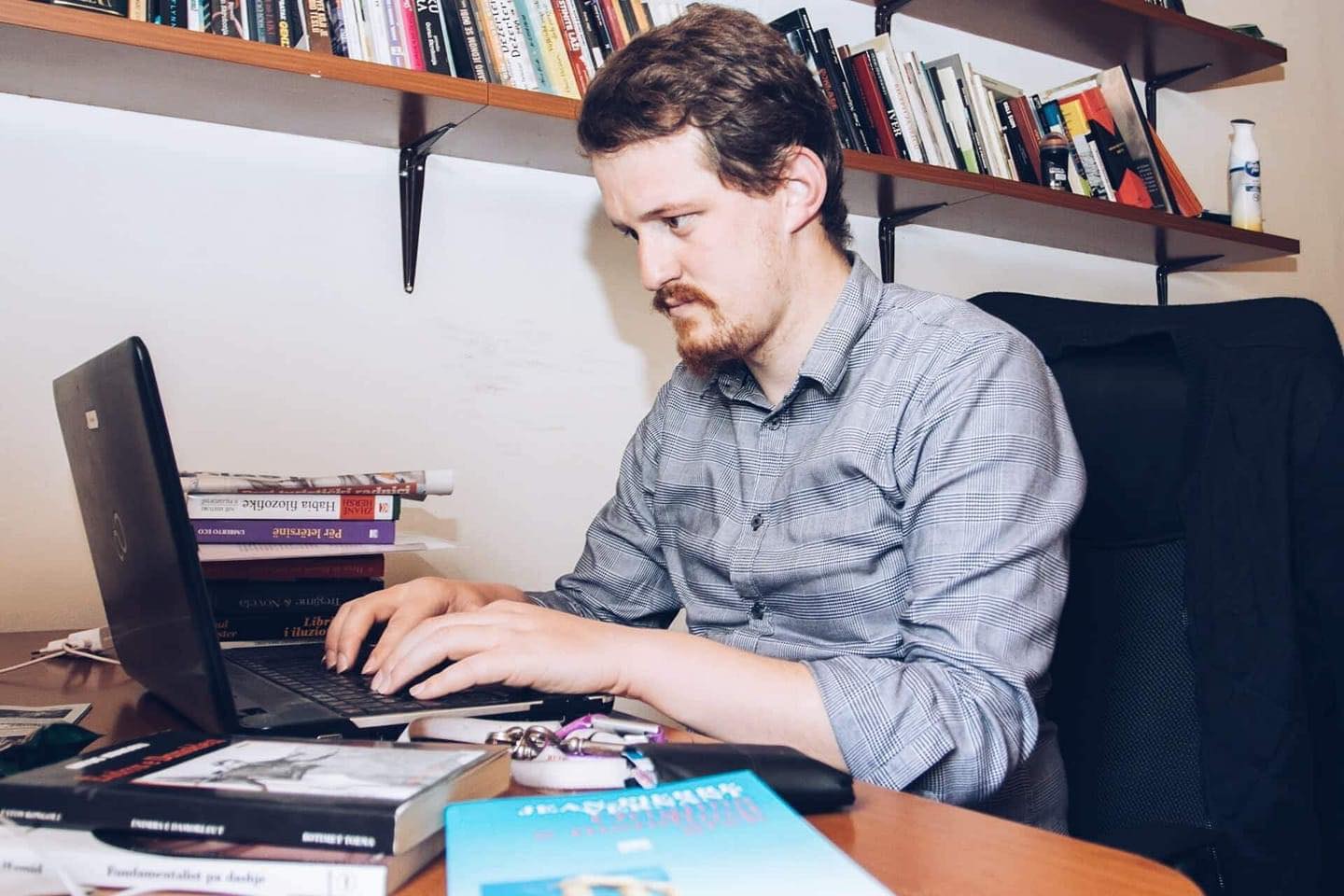 Erotimatologio / Azem Deliu - Gazeta Express