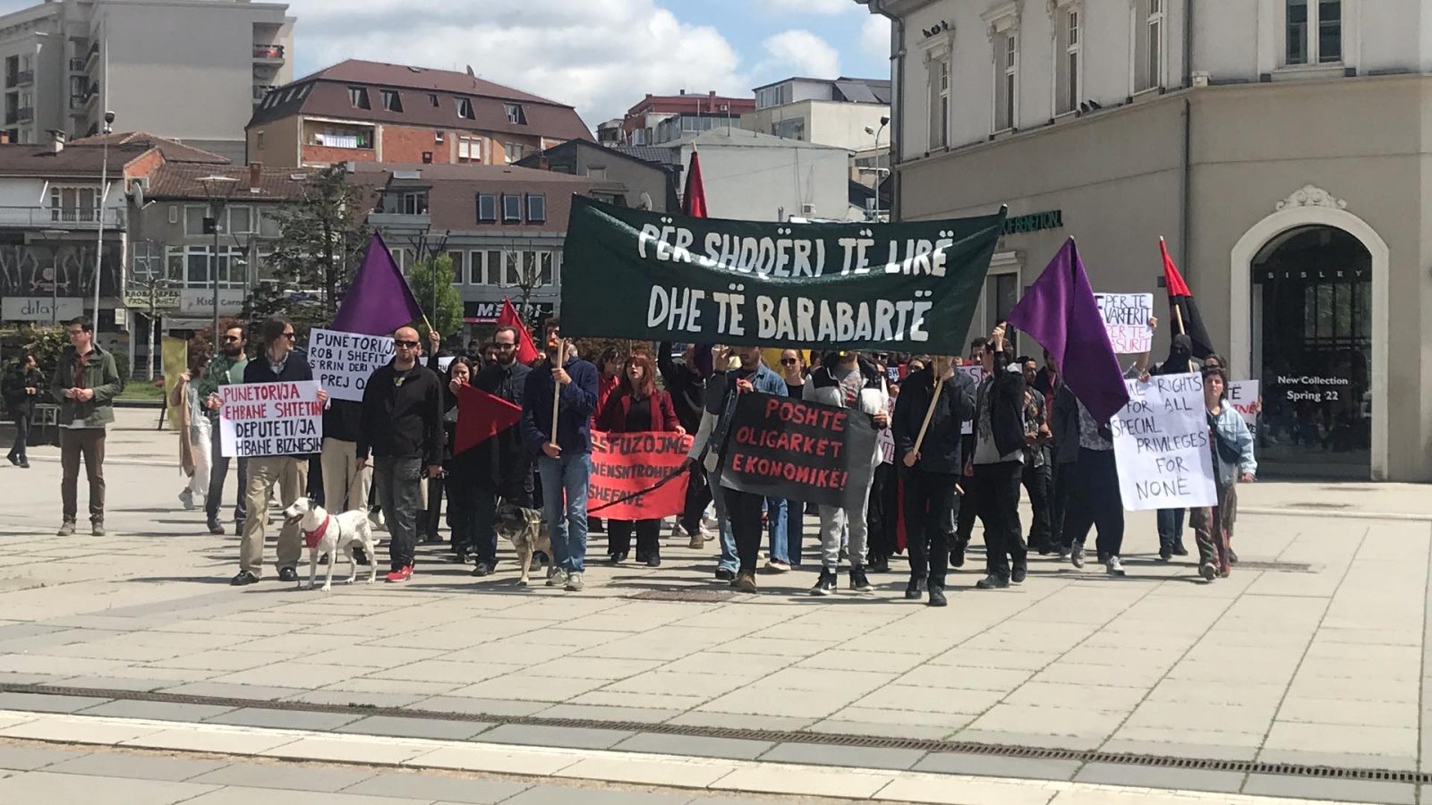 Një tjetër protestë në Prishtinë: “Punëtori/ja e mban shtetin, deputeti ... Një tjetër protestë në Prishtinë: “Punëtori/ja e mban shtetin, deputeti ...