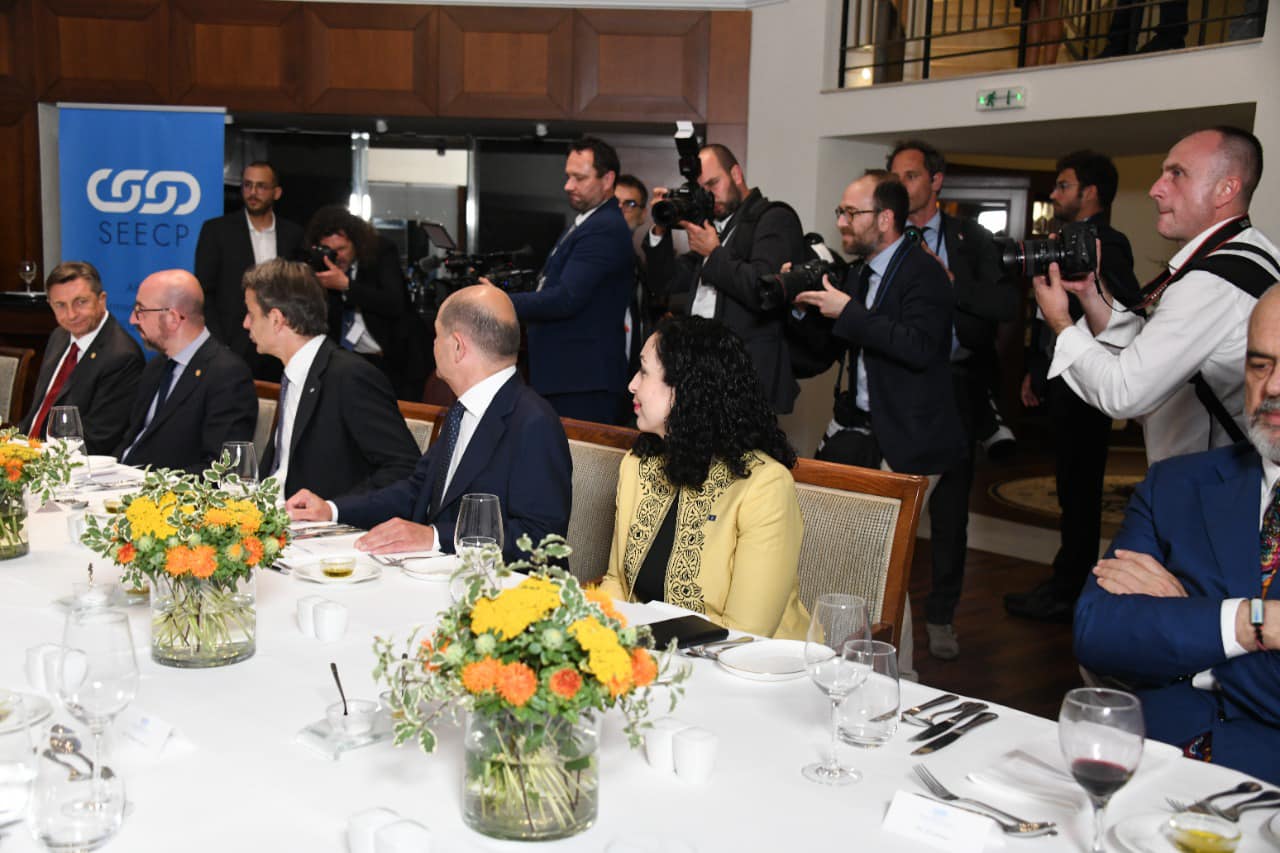 Vjosa Osmani e Edi Rama mezi e shohin me sy njëri-tjetrin - Gazeta Express