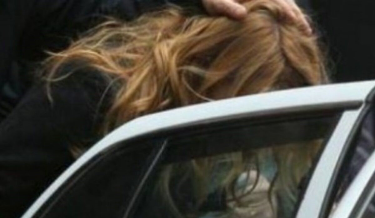 Një person e rrëmben një vajzë me të meta mendore, kalimtarët e ndjekin ...