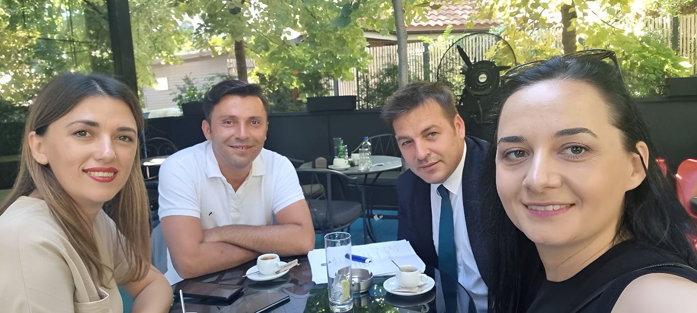 Fitore Pacolli feston me kolegë pas kërcënimit që ua bëri mediave ...