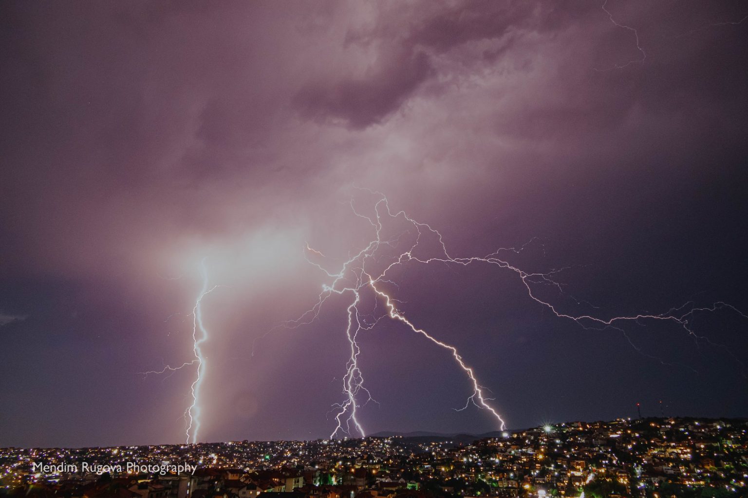 Pamje të bukura por të frikshme, kapen rrufetë që goditën sonte ...