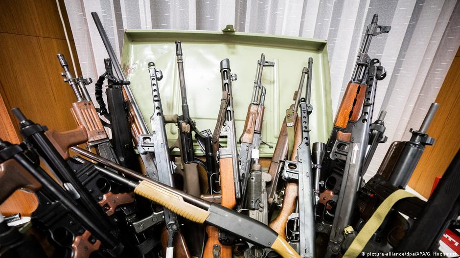 Lufta në Ukrainë sjell vërshim të armëve ilegale në Europë - Gazeta Express Lufta në Ukrainë sjell vërshim të armëve ilegale në Europë - Gazeta Express